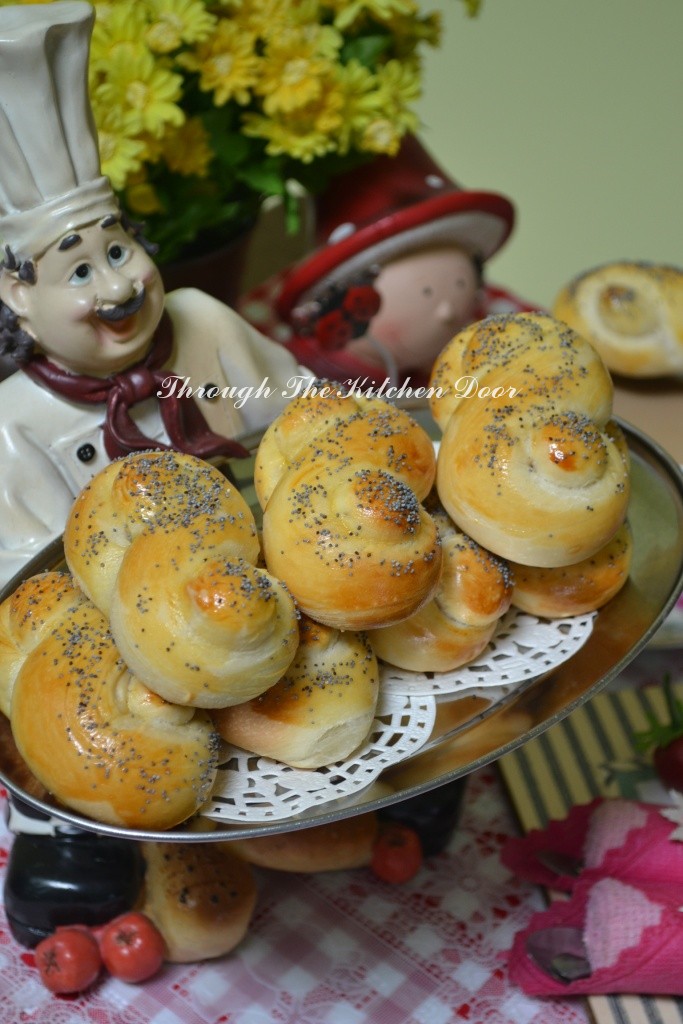 Through The Kitchen Door: Braided Bread Rolls