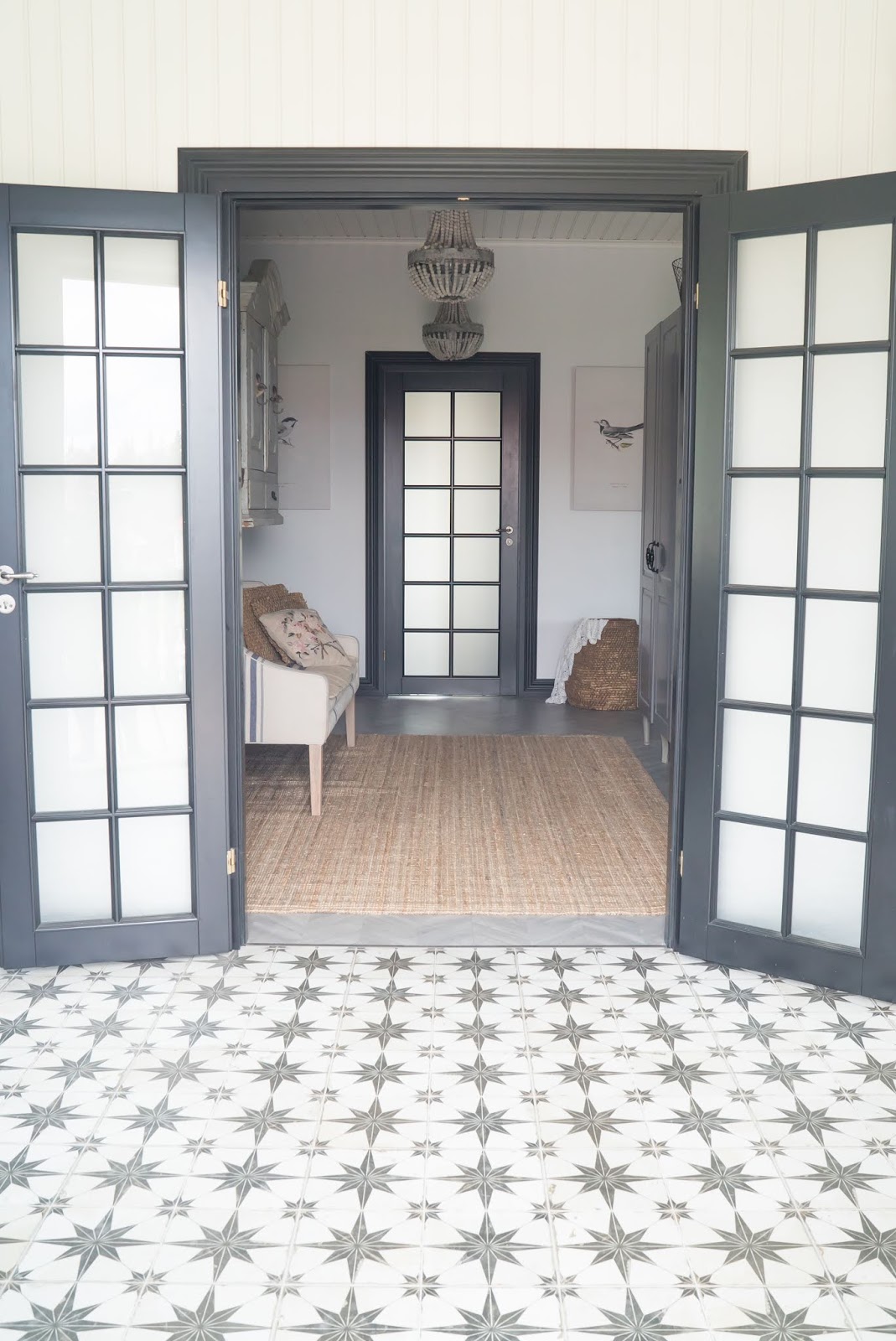 Valkoinen Puutalokoti: Mustat väliovet