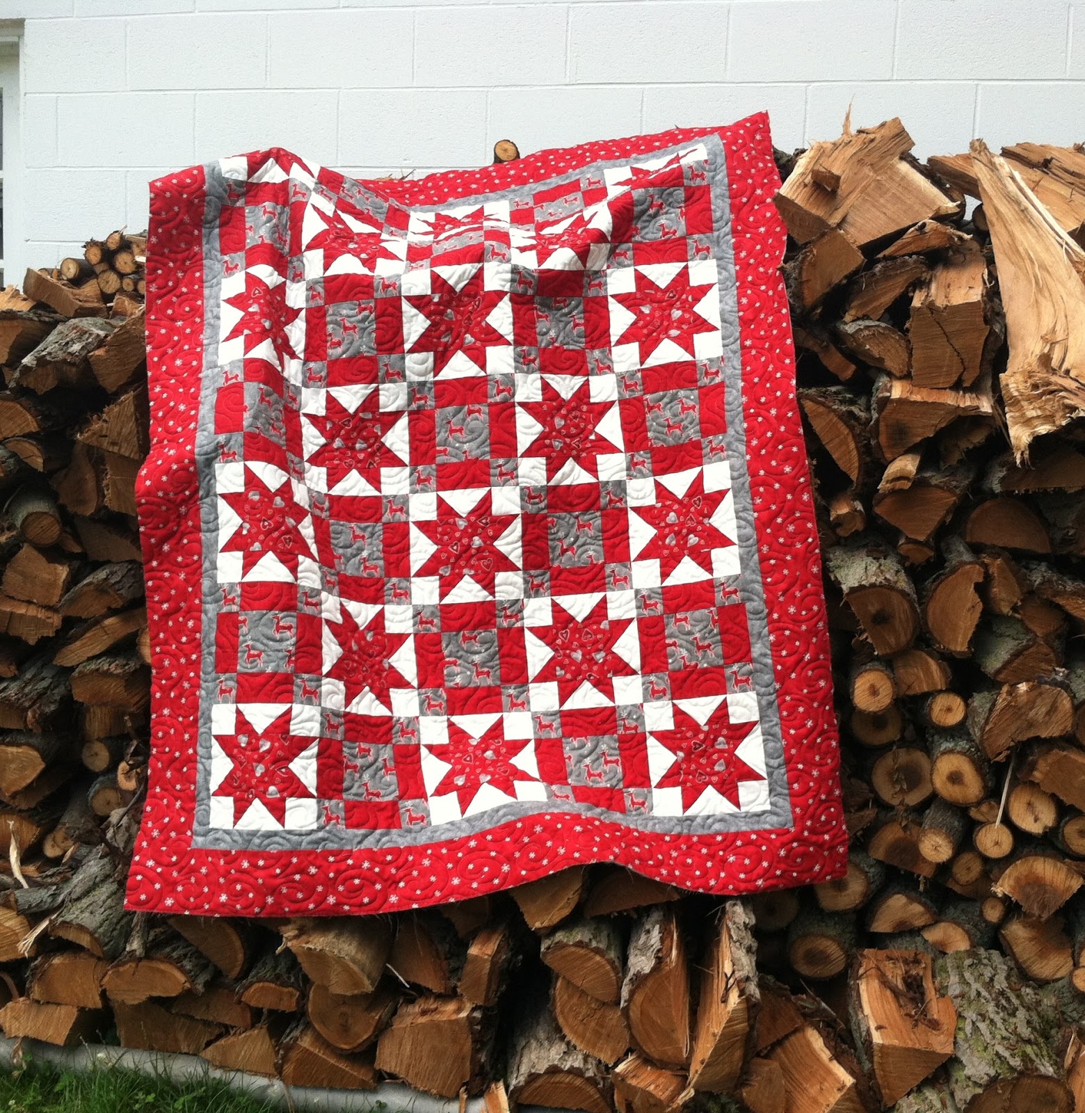 Everyone Deserves a Quilt: Christmas in July - Tutorial and a Giveaway!