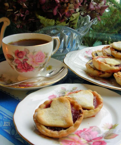 WICKED FAERIE QUEEN: THE QUEEN OF HEARTS MADE SOME TARTS...