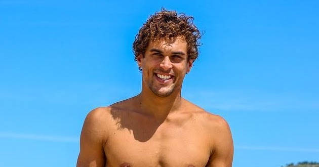 Felipe Roque só de sunga com volume - Volume na Cueca