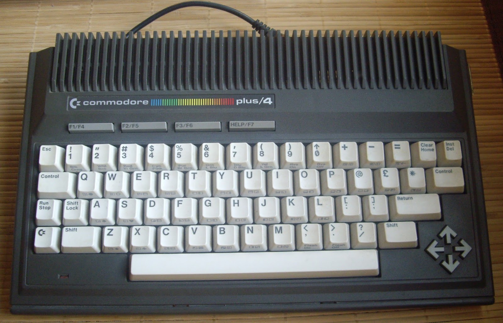 Retro Ordenadores Orty: Commodore Plus/4 (1984)