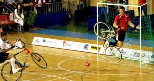 CONHEÇA RADBALL, O FUTEBOL DE BICICLETAS - ClickCuriosidades