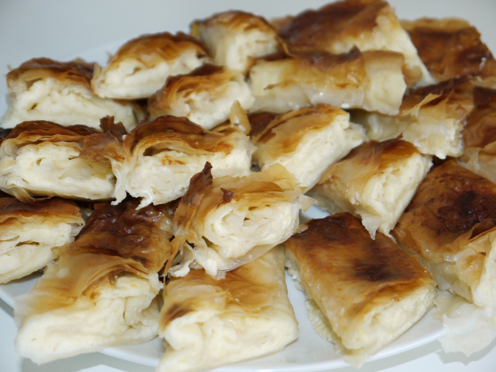 Plooshy Cuisine: Placinte moldovenesti cu branza. / Cottage cheese pie.