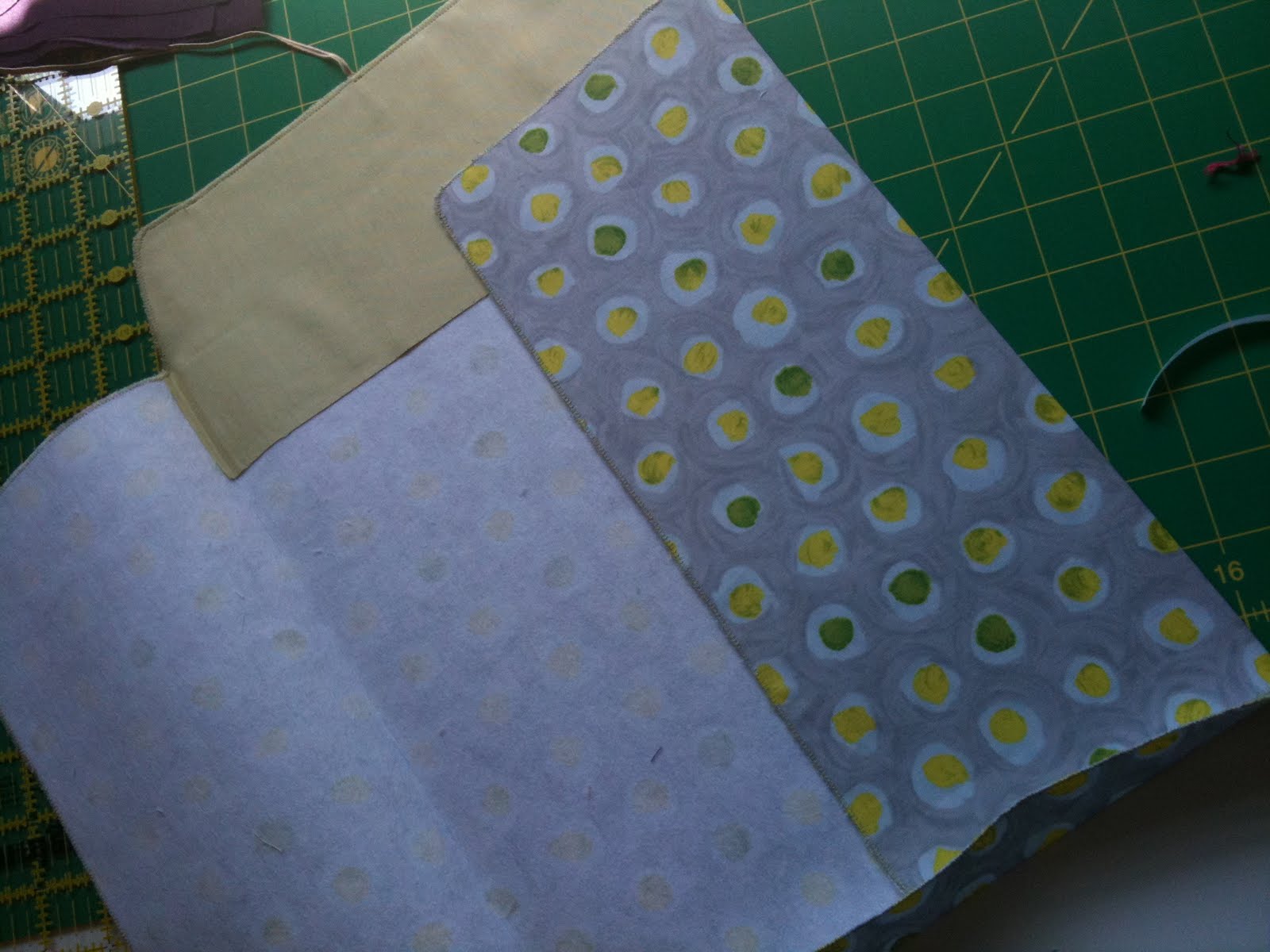 A Few Scraps: Tutorial: Fabric envelopes