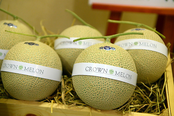 ‘V Foods’ enters Thailand’s premium fruit market with ‘Crown Melon’