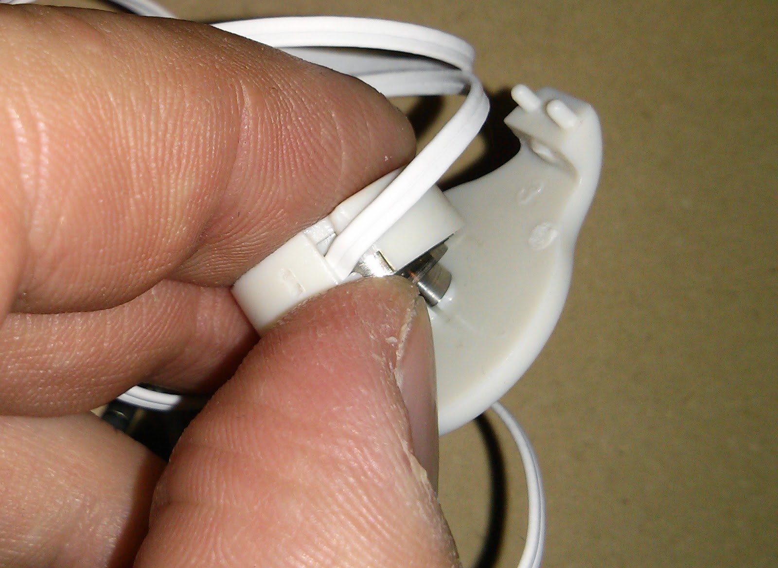 Sparky's Lab: Custom Zippy Retractable Cables Keep Bench Tidy!