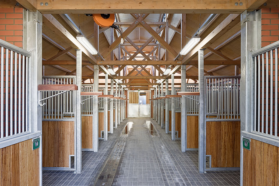 Monarch News: Kings Troop move into new Monarch Stables at Woolwich