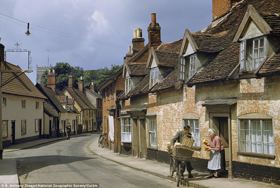 26 Enchanting Color Photographs That Show What Life Was Like in Britain ...