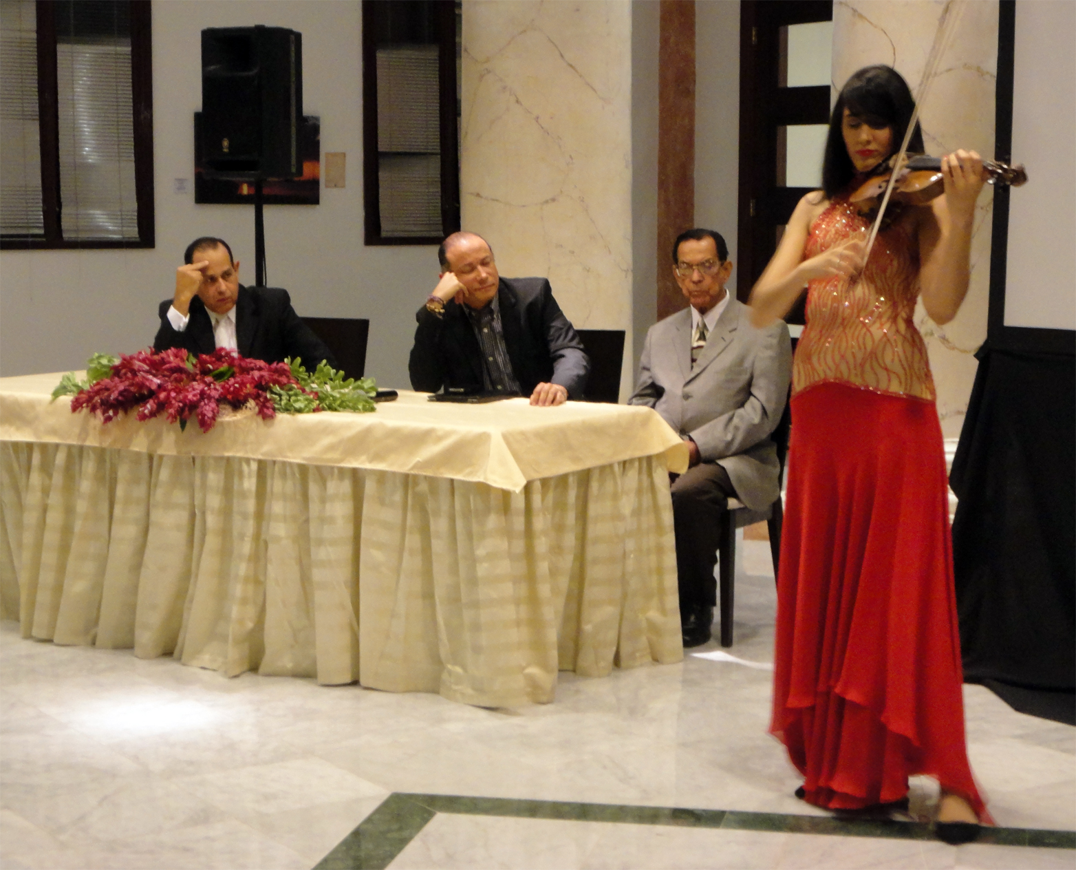 Arte y Sociedad: Violinista Aisha Syed presenta al público su primer CD ...