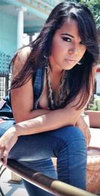 LaGuira.com: Angie Santos, “La Shakirita”, tendrá dúos con Julián y Jeffrey