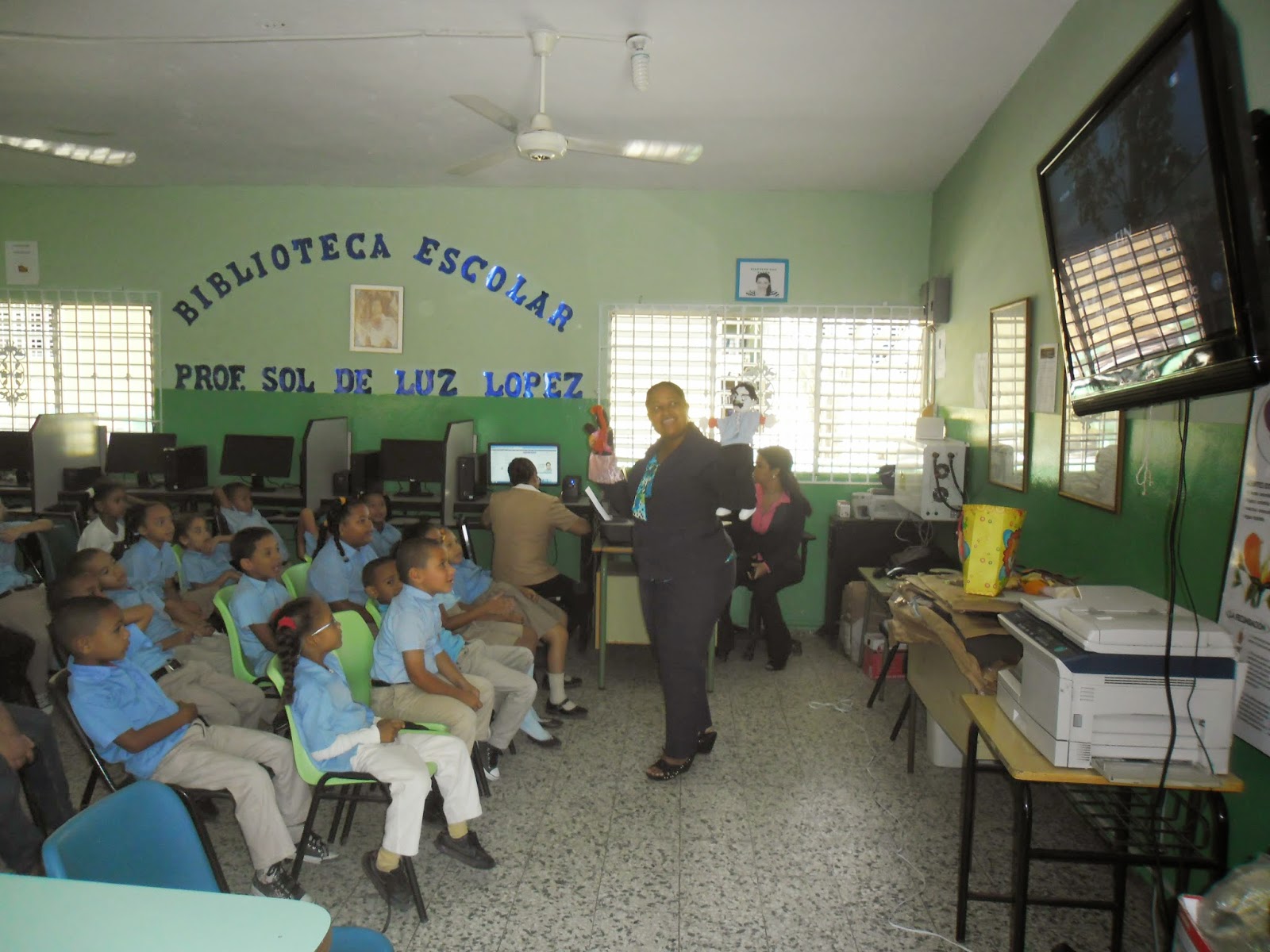 ESCUELA PRIMARIA ELISEO GRULLON: Maestra utilizando los medios para ...