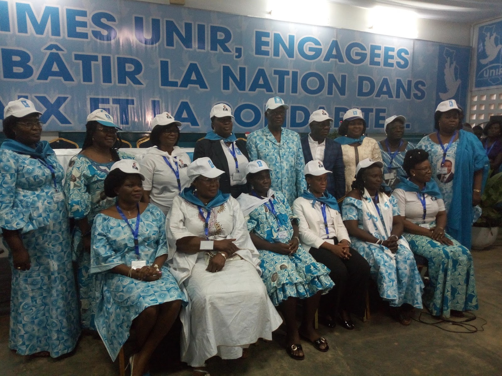 LES FEMMES UNIR ONT LEUR MOUVEMENT - GAPOLA