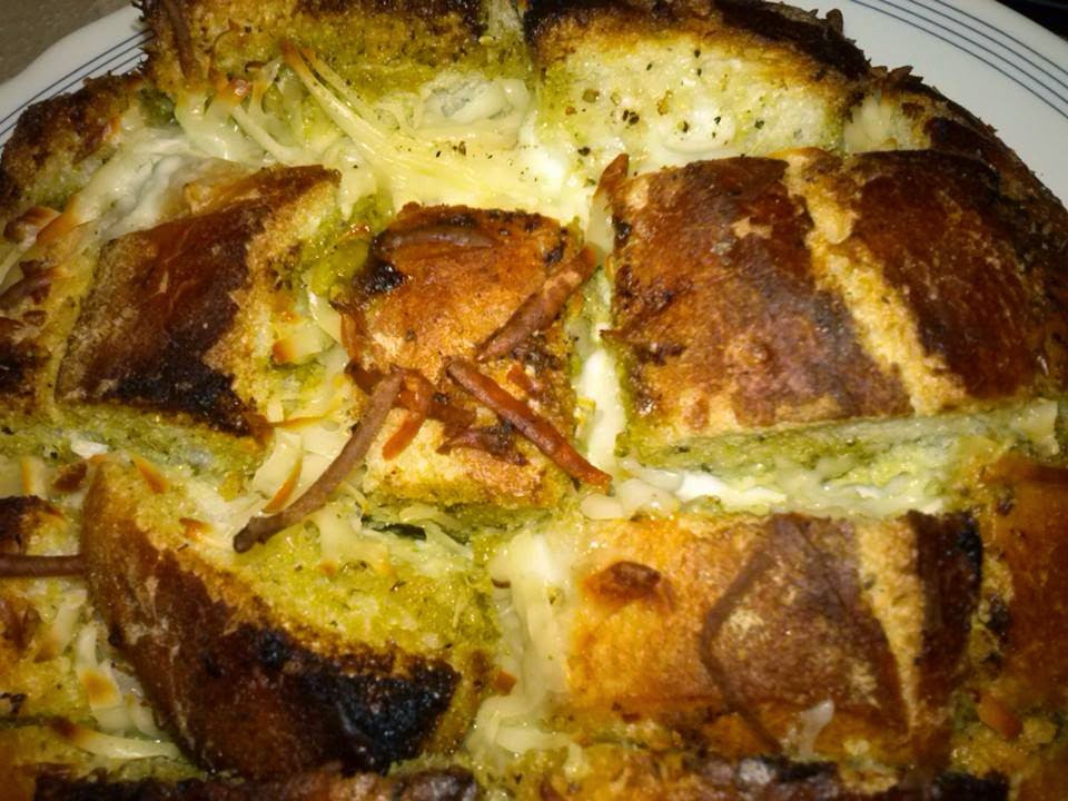 Pan con salsa pesto y queso mozzarella | Las recetas de la Vi