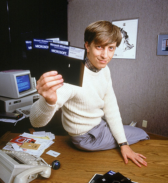 Lo Que Pasó en la Historia: November 10: Bill Gates introduces Windows ...