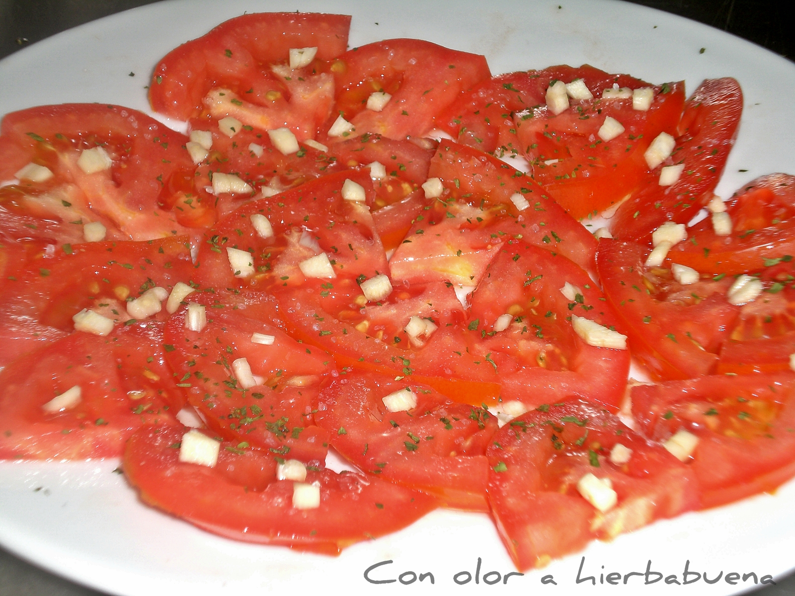 Con olor a hierbabuena: Tomates aliñados