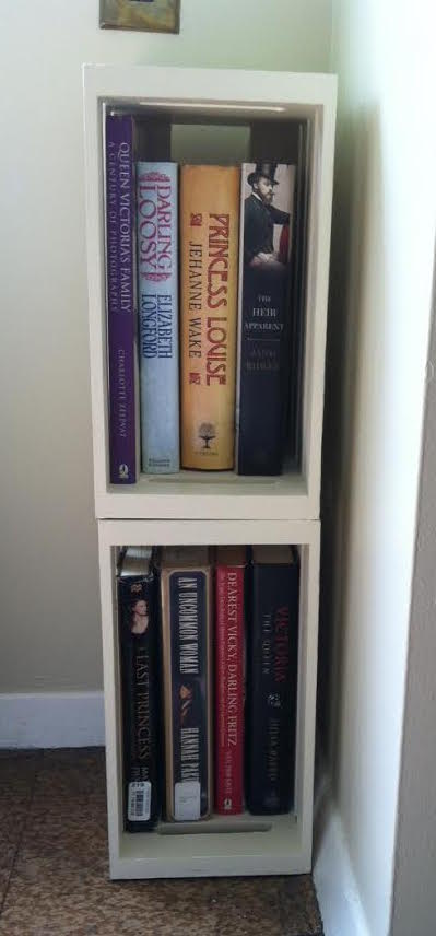 THE SAVVY SHOPPER: DIY Bookcase Using Narrow Wooden Crates