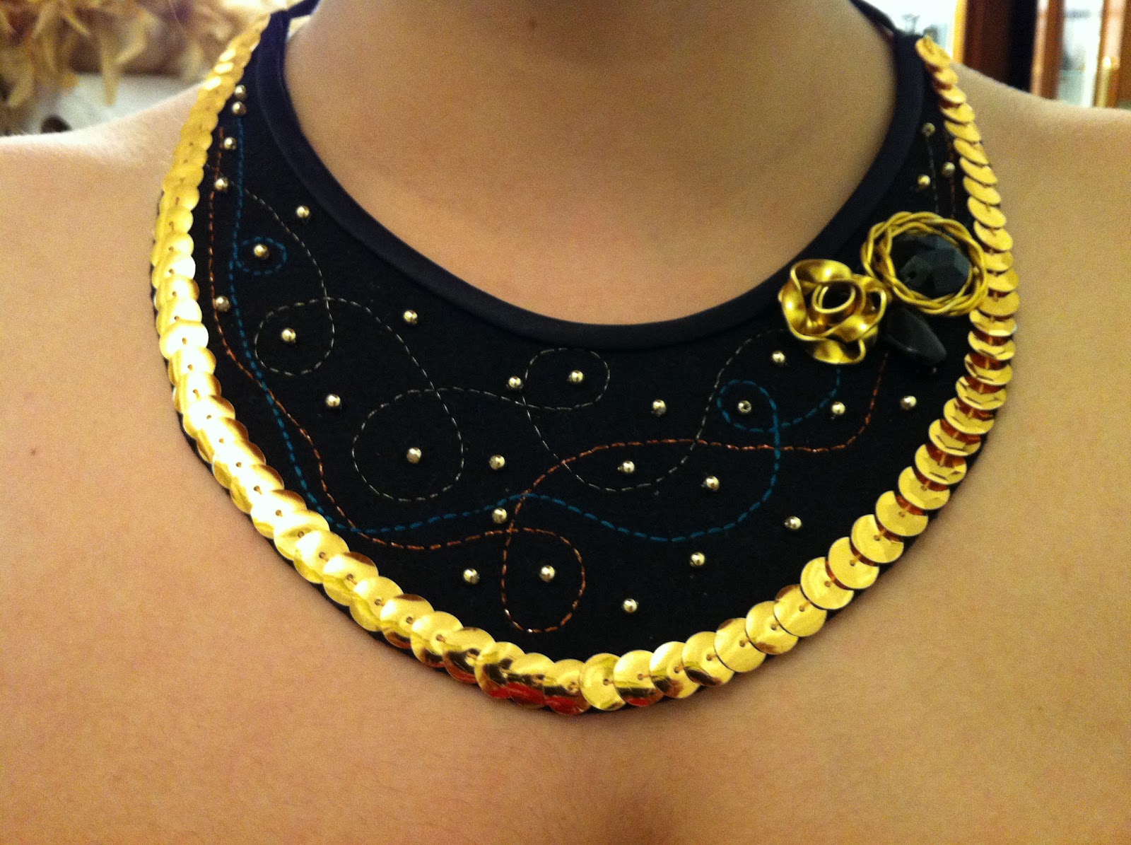 Corumahe: Collar babero.