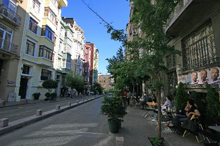 ΚΩΝΣΤΑΝΤΙΝΟΥΠΟΛΗ: ΜΙΑ ΒΟΛΤΑ ΣΤΗN ΠΑΝΕΜΟΡΦΗ ΓΕΙΤΟΝΙΑ ''CIHANGIR''