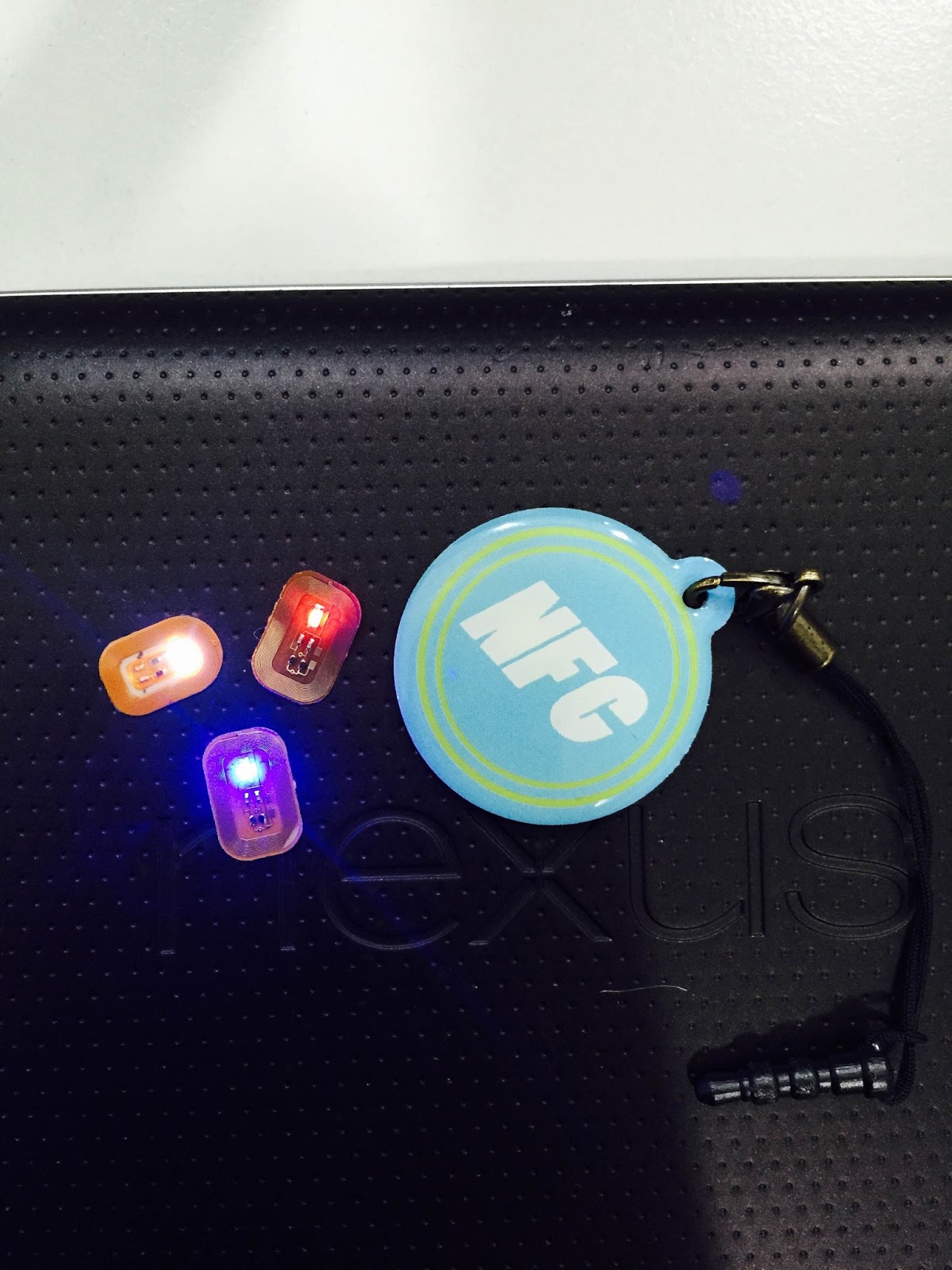 RFID Bloggy'n Tips: Review on deco fingernail, with LED flashing using NFC