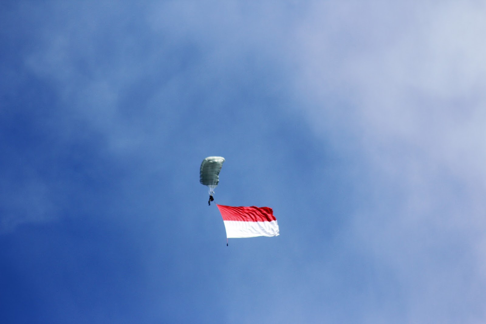TERJUN PAYUNG BENDERA MERAH PUTIH DILANGIT ACEH
