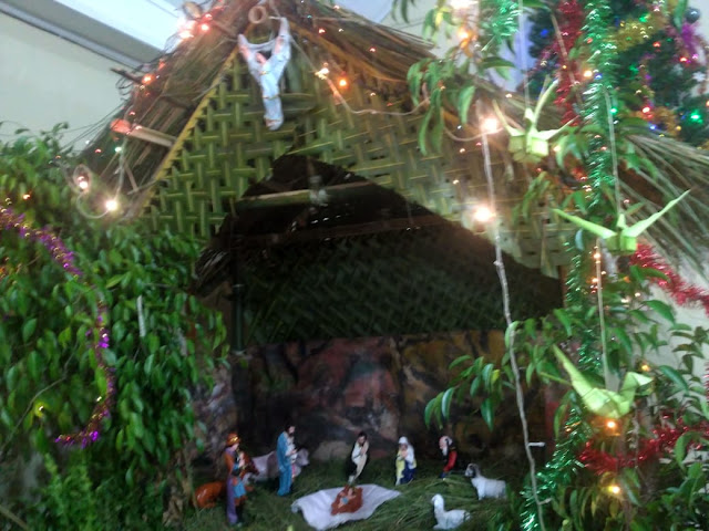 √ Sebuah Gua Natal Sederhana dari Anyaman Daun Kelapa