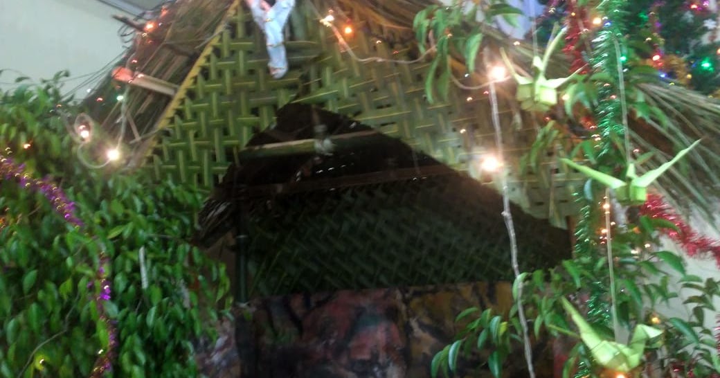 √ Sebuah Gua Natal Sederhana dari Anyaman Daun Kelapa