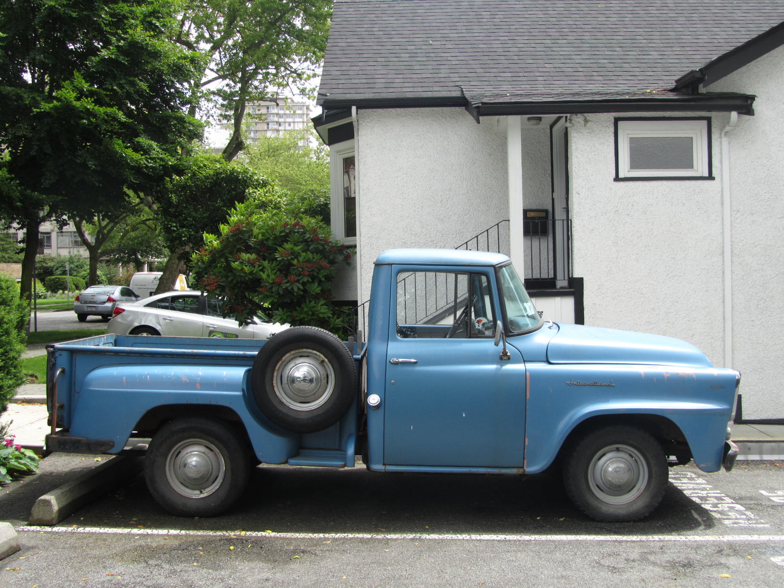 autoliterate: 1960 International Harvester B100