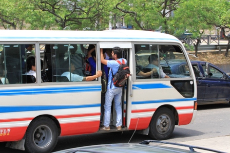 Casi el 50% de habitantes de seis municipios cruceños se moviliza en micro