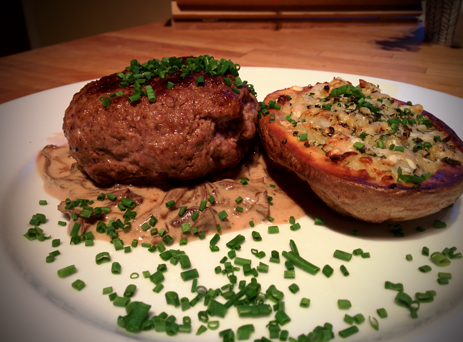 Almryd says "Eat it": Hjortbiff med fylld bakpotatis och svampsås