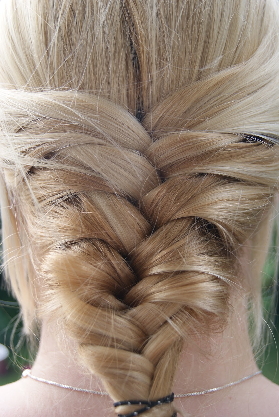 Kugelrund und Kunterbunt: Flechtfrisuren Basic - Fischgrätenzopf