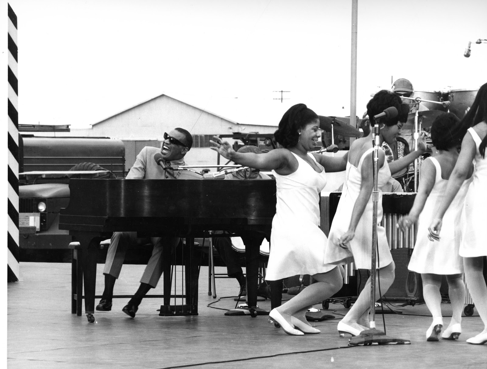 Ray Charles Video Museum: Ray Charles & The Raelettes