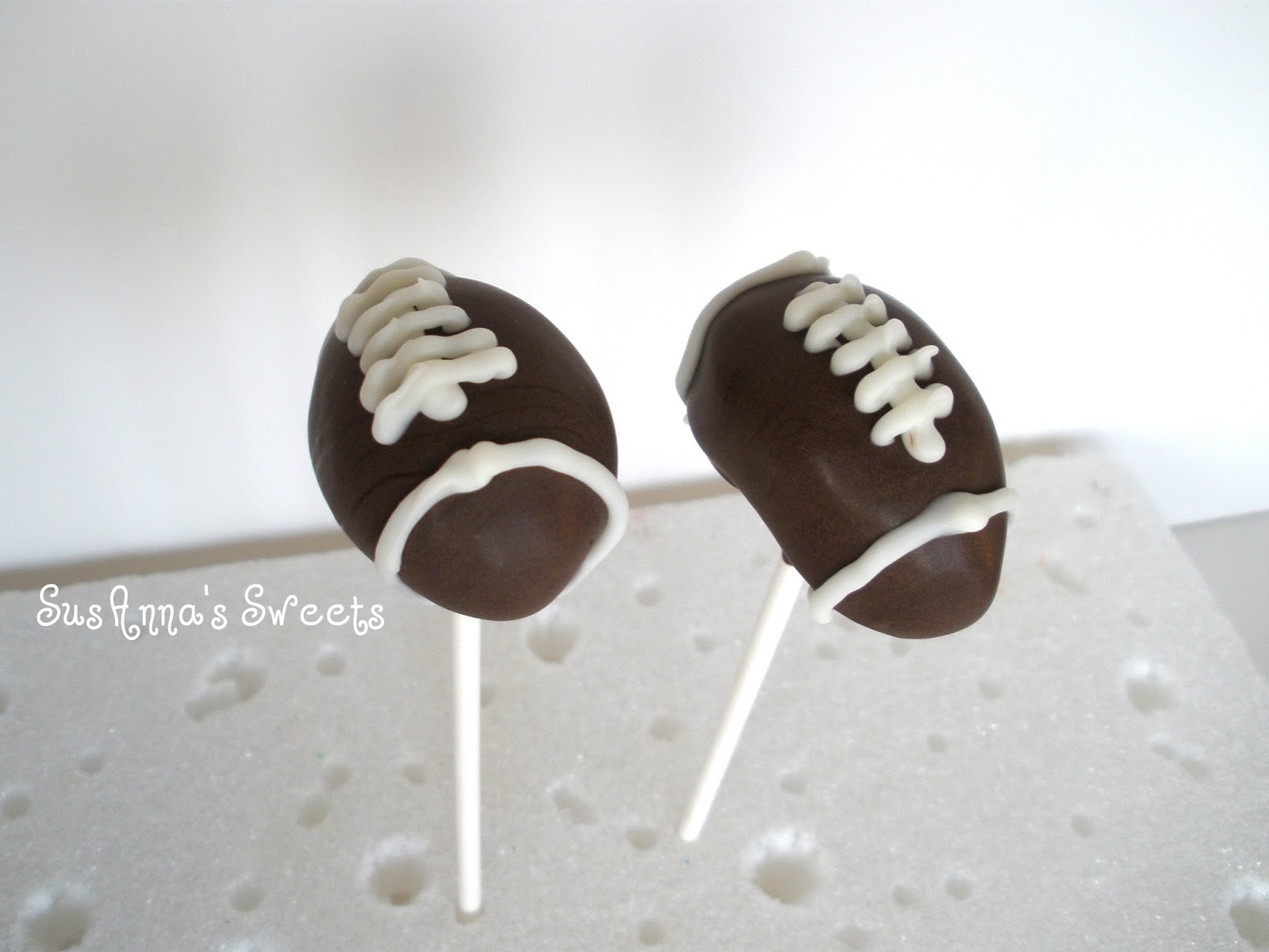 SusAnna's Sweets: Cake Pop Fail Friday: Droopy Footballs