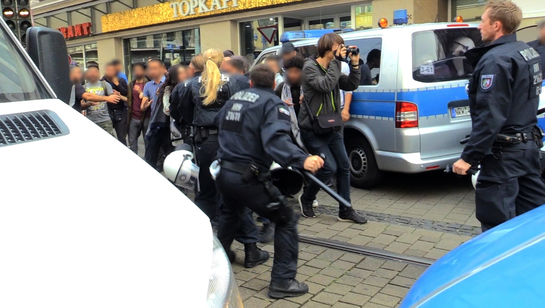 nrw-aktuell.tv: Unangemeldete Kurden-Demo in Duisburg-Marxloh - Polizei ...
