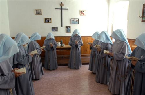 monja macho: monjas orando