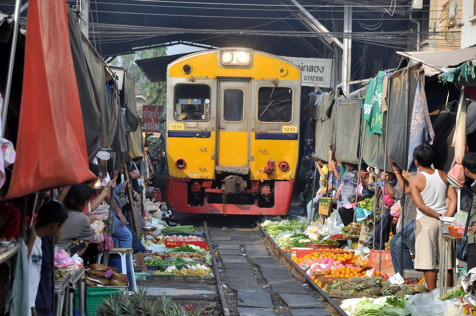 Maeklong Railway Market - Unusual Thai Market That Makes Way For Trains ...