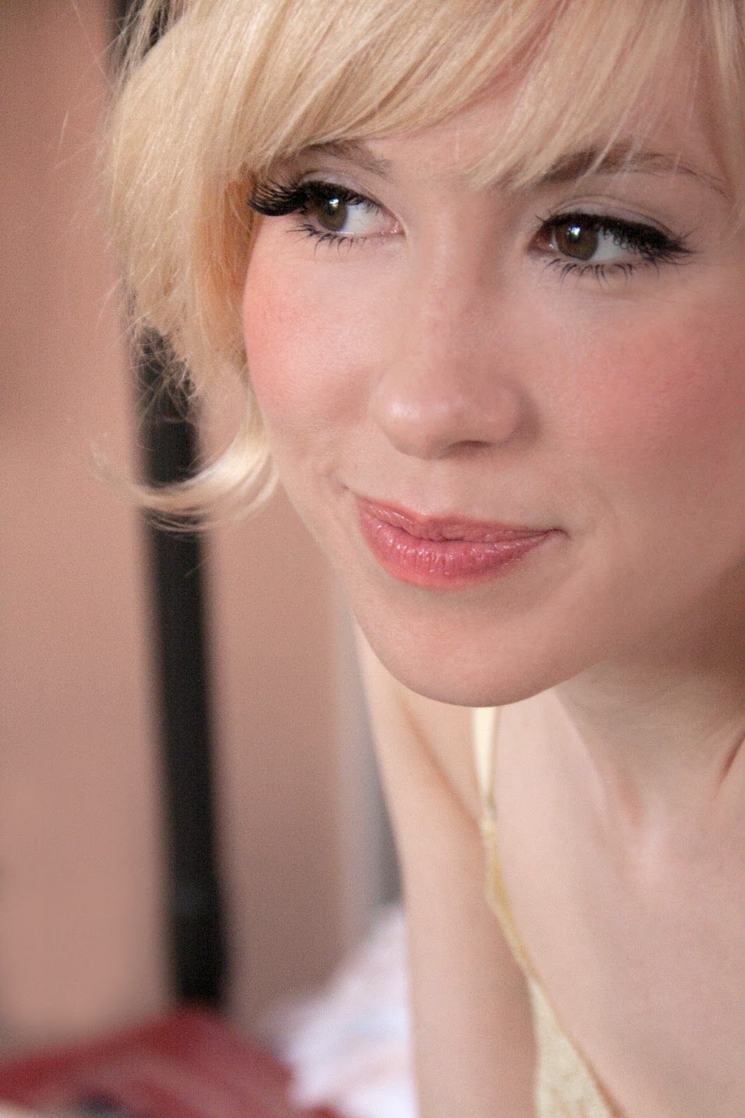 CLICK... CLICK... (NOT BANG, BANG): Miss Mavis Models - Boudoir