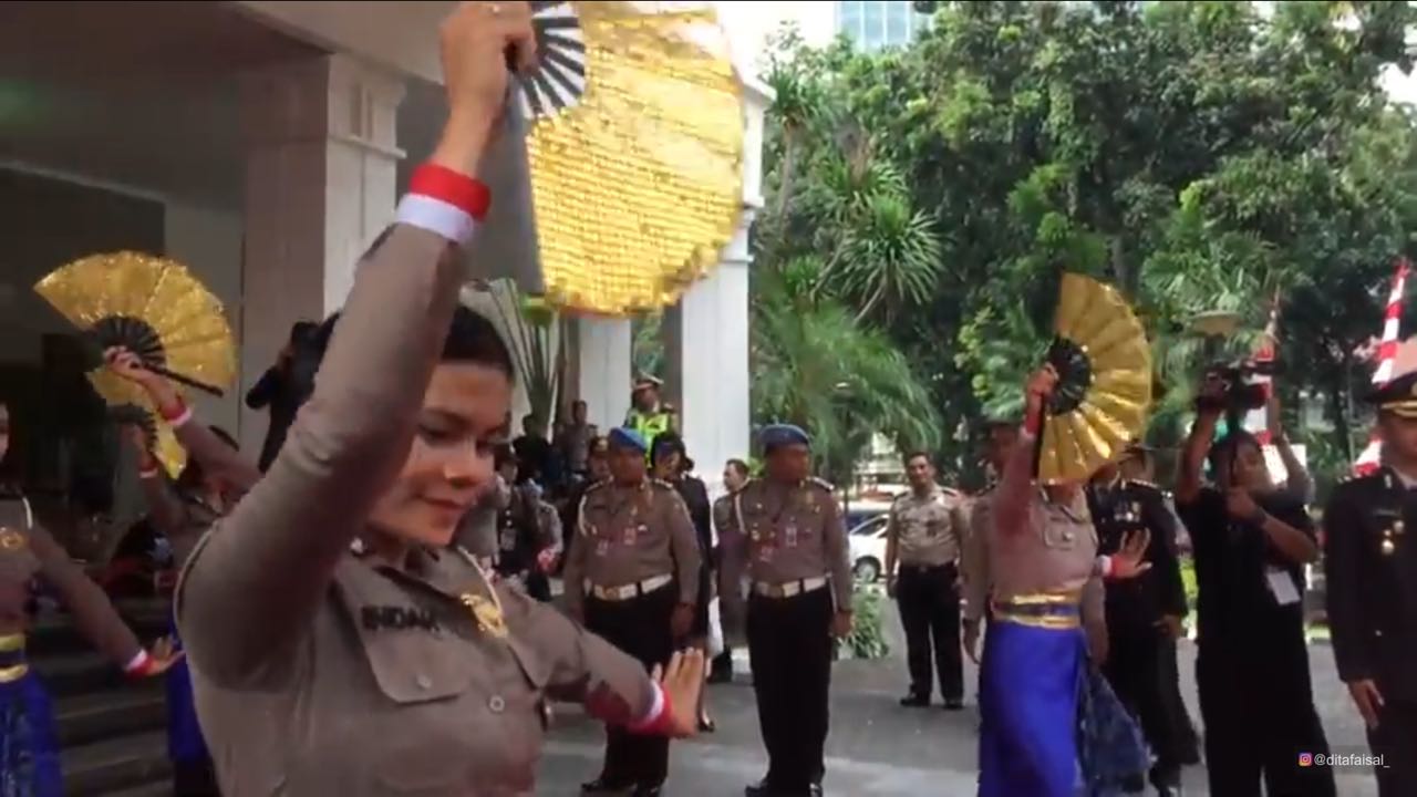 Polisi Keren Menari dan Menabuh Gendang di hadapan Kapolri dan Polisi ...