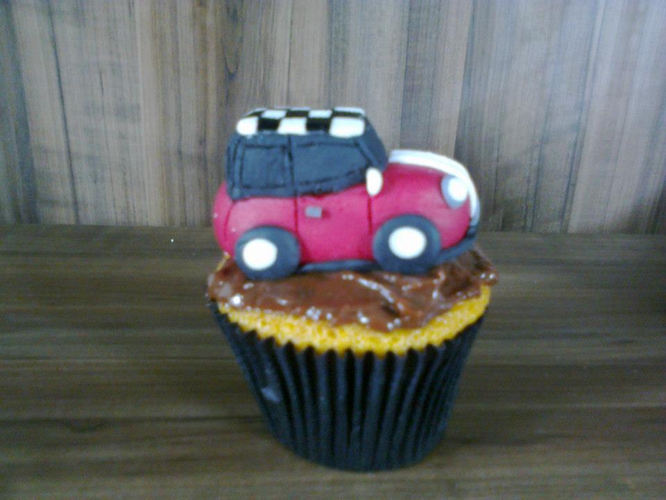Cupcake Decorado com Mini Cooper feito de pasta americana | Cupcakes