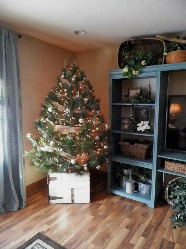 Everything in Between: Barn Wood Christmas Tree Box
