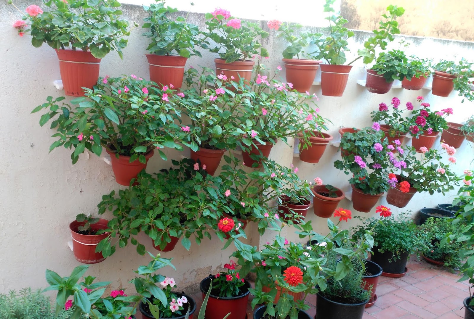 Huerto Casero de Quiquet: Como colgar macetas en la pared y que no se ...