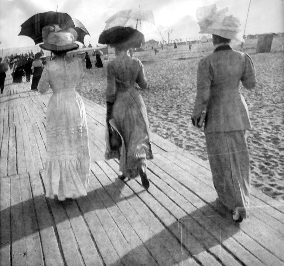 100 Stunning Vintage Photos That Capture Women From Behind Over the ...