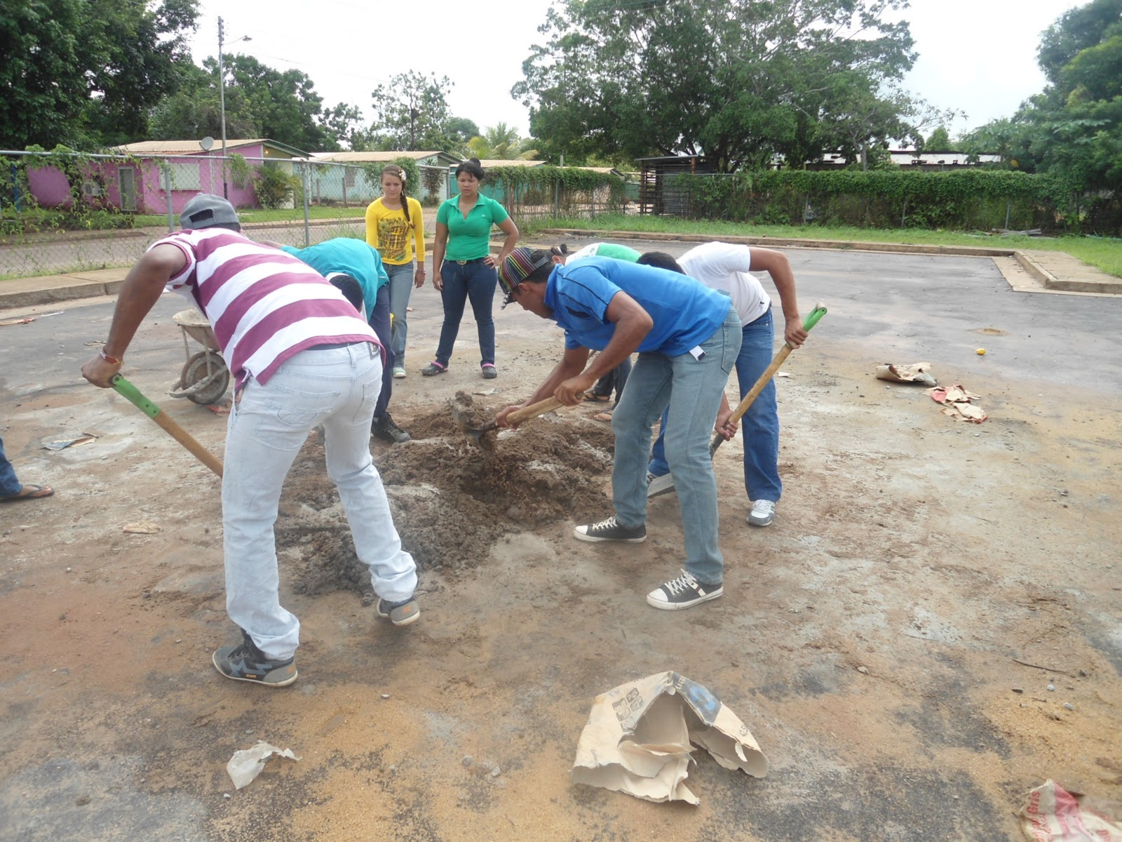 U.E.N. "EL GUARATARO": Construccion del Proyecto Comunitario