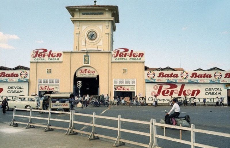 60 Fascinating Color Photographs That Capture Street Scenes of Saigon ...