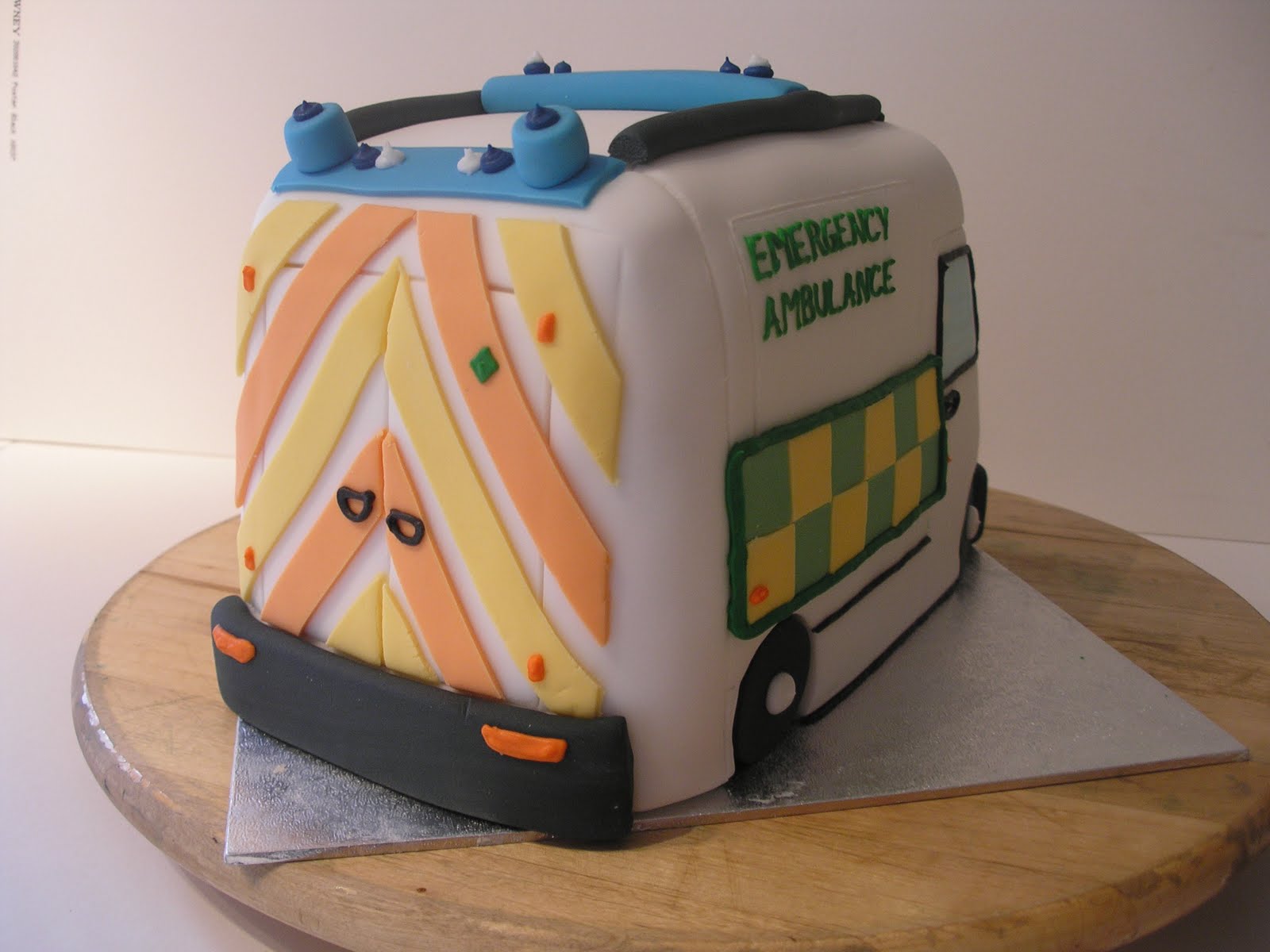 Cozzmic Cakes: Ambulance Cake