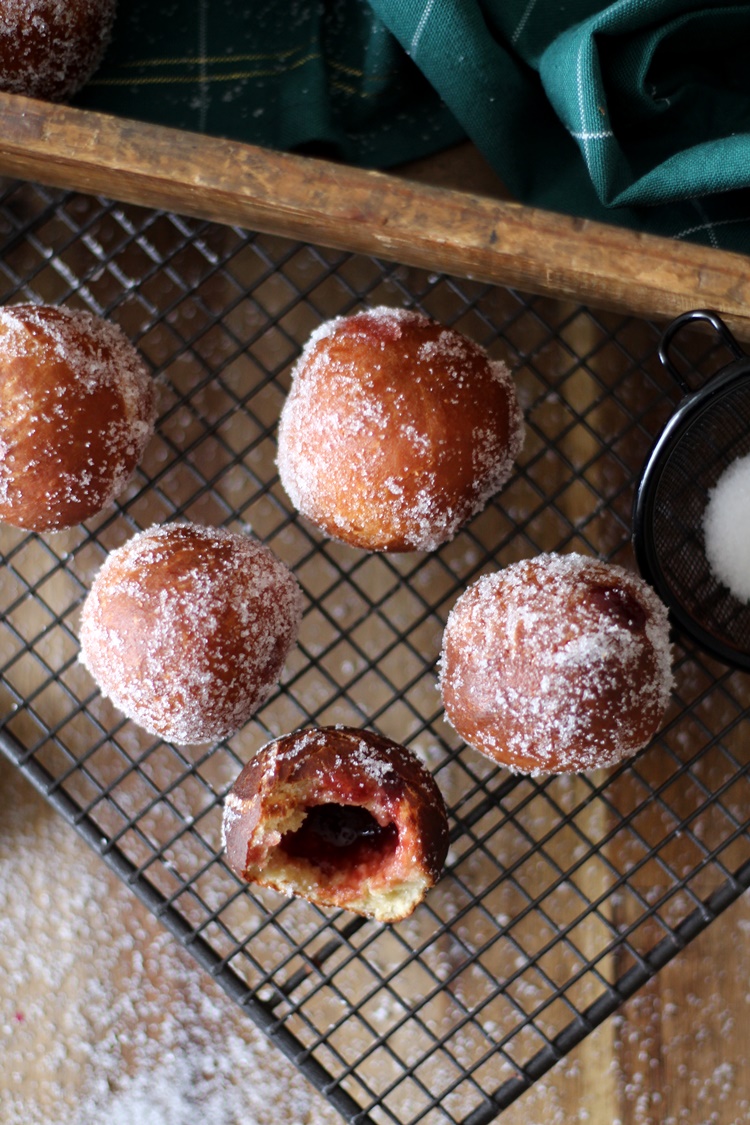 Mini-Berliner mit Waldfruchtmarmelade - Biskuitwerkstatt