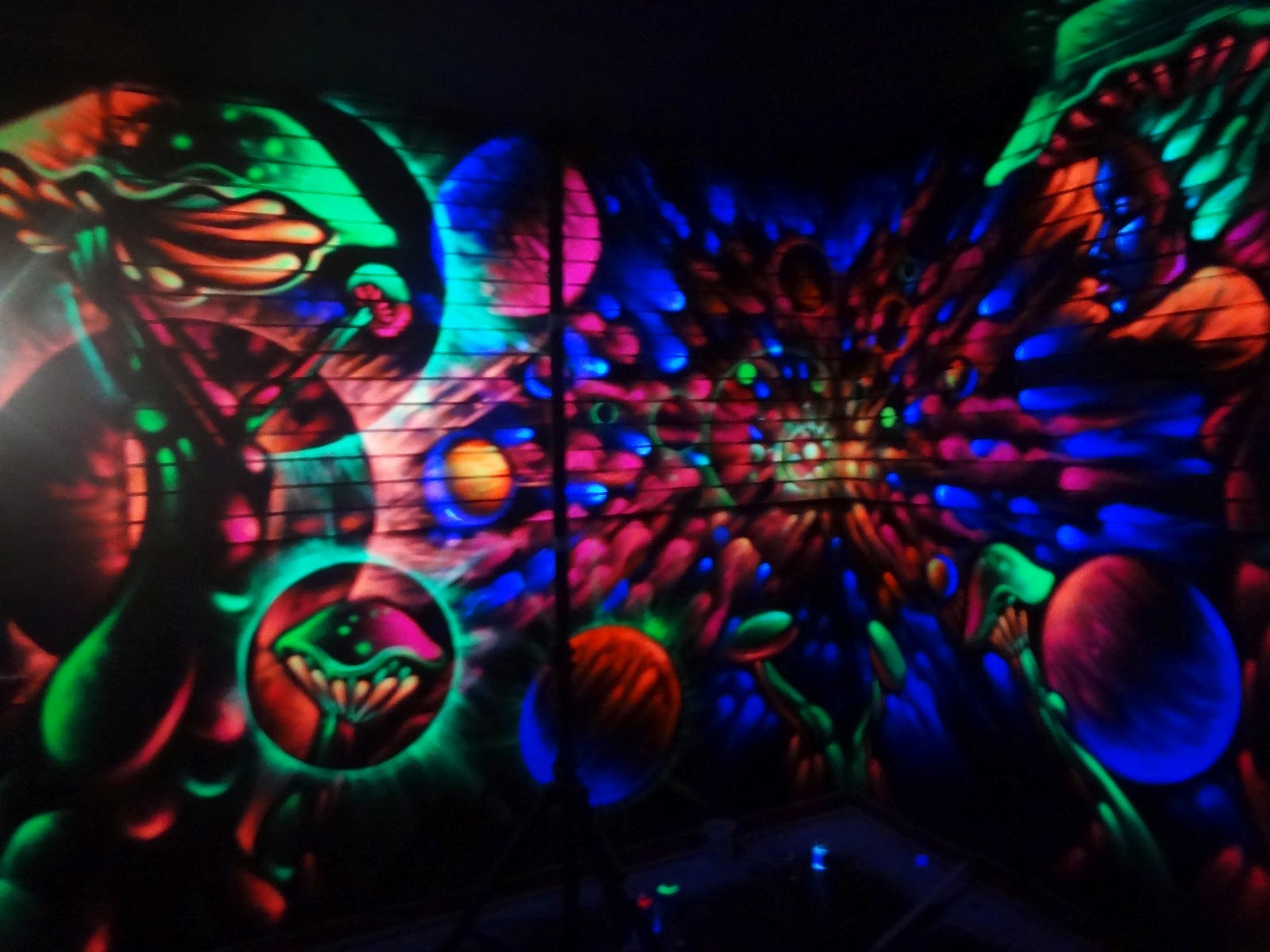 THE BLACK LIGHT KING: Flamez Smoke Shop Mural In west LA