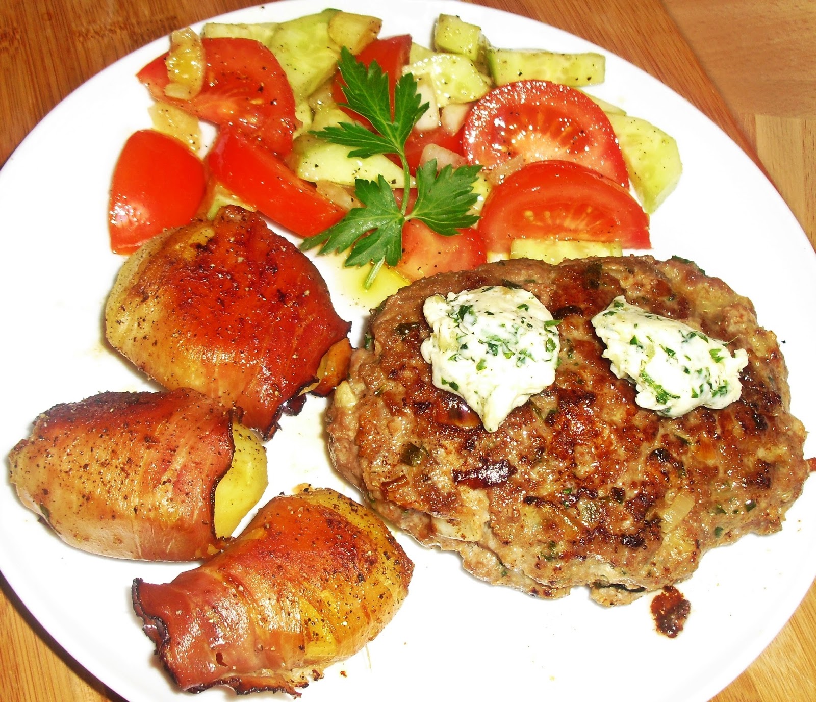 Futtern wie bei Muttern: Kräuter-Hacksteaks mit Kartoffeln im ...