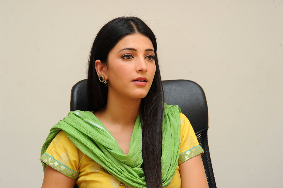 Shruthi Hasan Hq Stills At Gabbar Singh Sucess Meet ~ Crazy Filmz