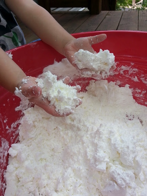 awesome pics: Fluffy Stuff Snow for christmas! (2 boxes cornstarch and ...